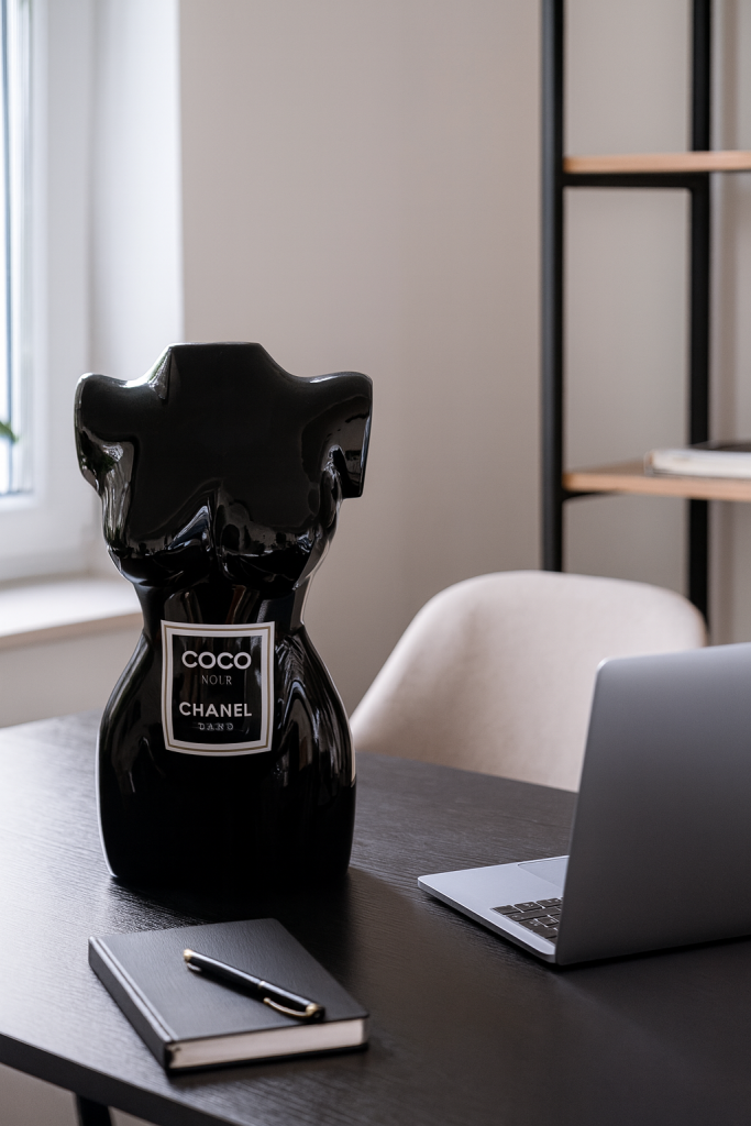 Sculpture Coco Chanel noire – Paulo Brito Tavares | Art et Culture